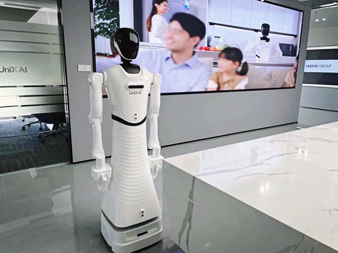 00后耶鲁博士携产业链老兵创业，半年造出的人形机器人要量产了｜甲子光年_场景_杨丰瑜_UniX