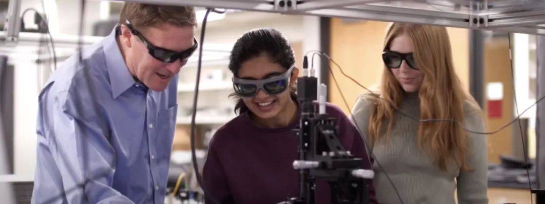 科学家利用 “压缩 ”激光频率梳技术制造出更灵敏的气体传感器_Diddams_量子_Daniel