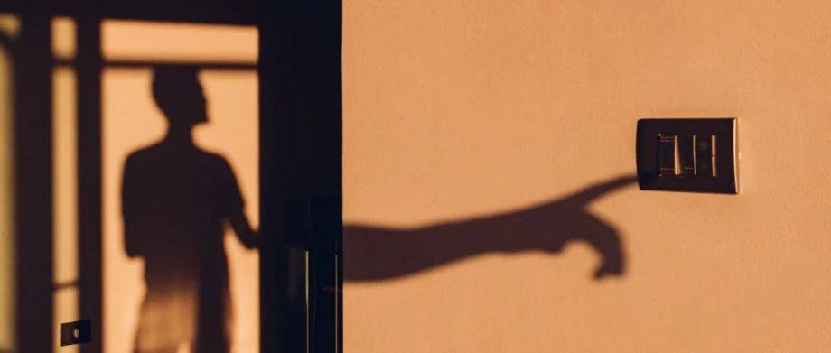 街头摄影，如何拍出幽默感？来看这24张趣味照片_Djaja_Victor_Julia