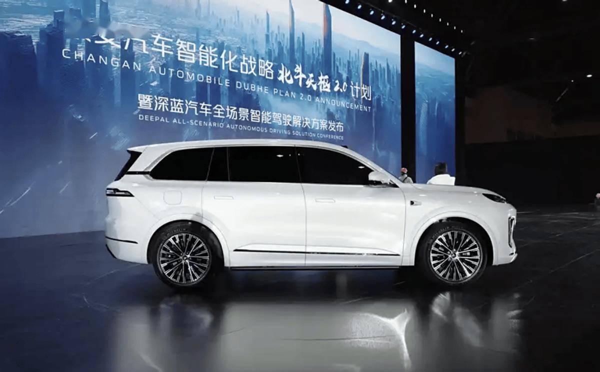 深蓝S09首发挑战理想L9：AI大战前夕，谁将成为智能SUV新王者？_搜狐汽车_搜狐网