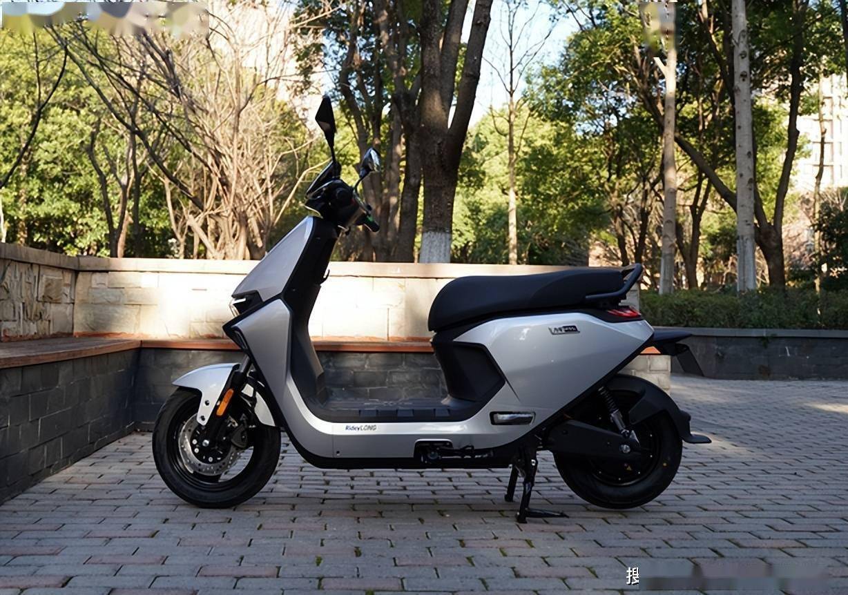 智能电动车大比拼：九号M95C+与极核Ae4，哪款更适合你？_搜狐汽车_搜狐网