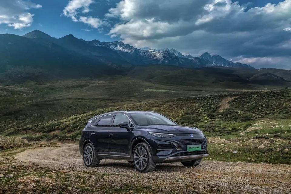 全新腾势N8曝光：中大型SUV定位，三排座布局，或成30万级优选？_搜狐汽车_搜狐网