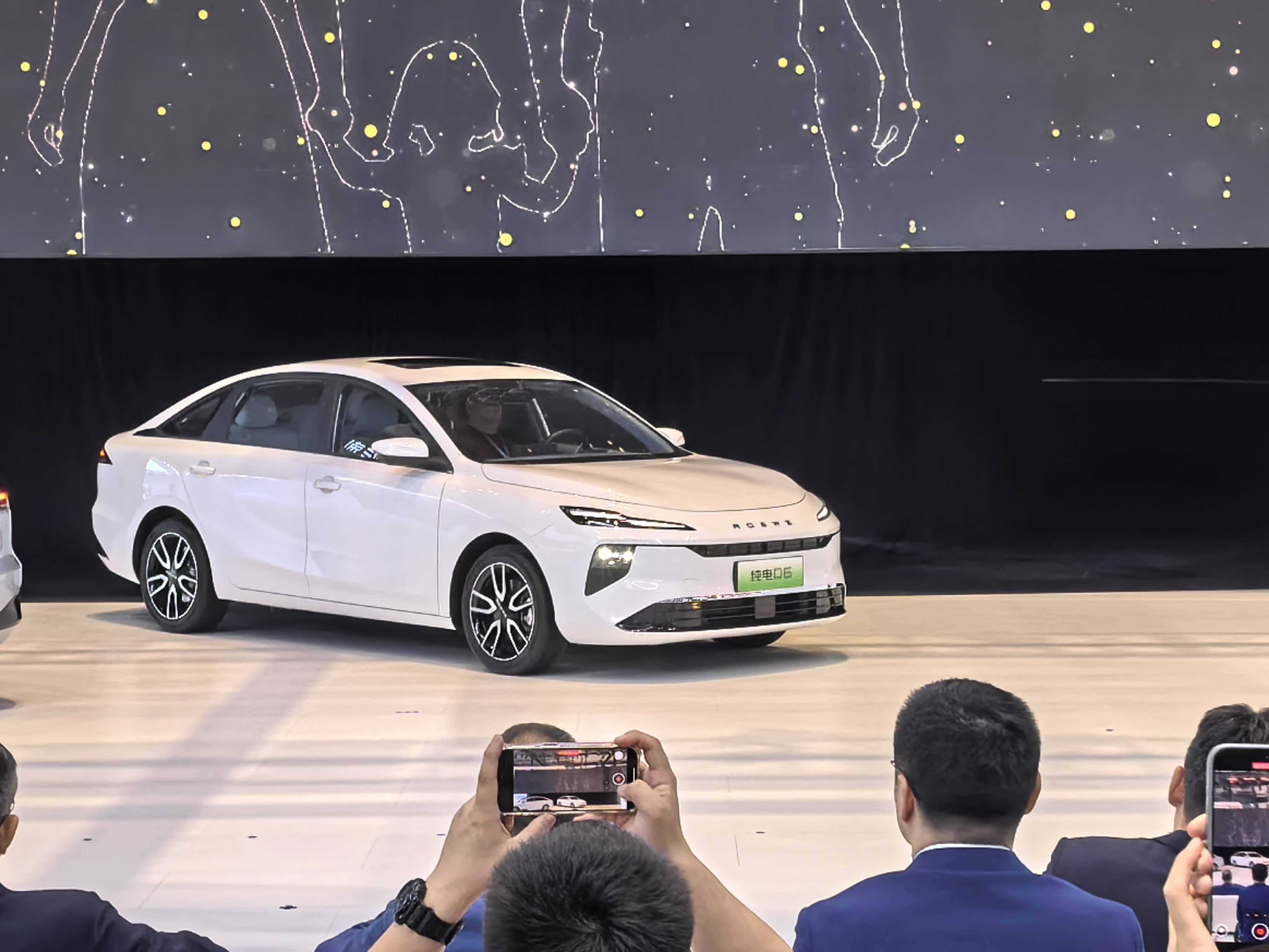 荣威D6上海车展闪耀登场，纯电续航达520km，限时优惠价仅7.98万元起！_搜狐汽车_搜狐网