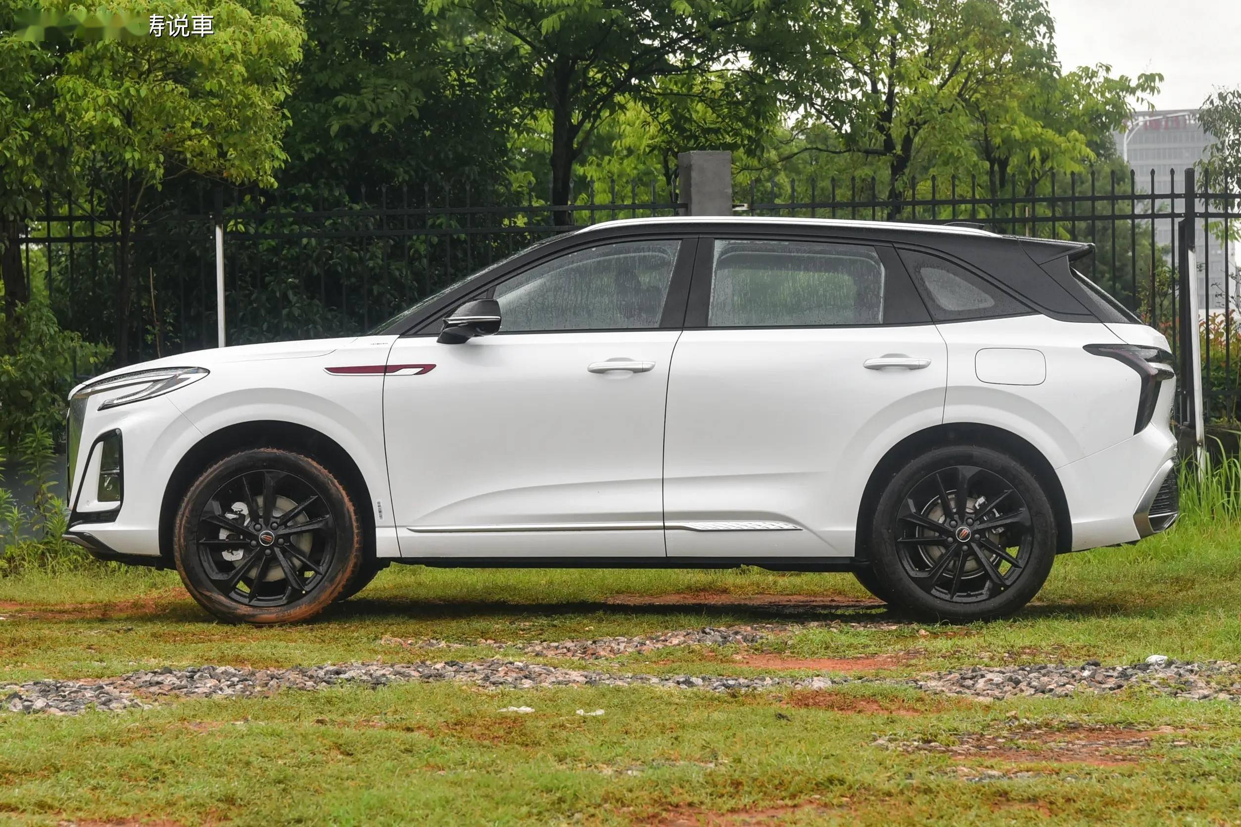 2025款红旗HS3 PHEV上市，换装熏黑轮毂，新增内饰配色+迎宾地灯_搜狐汽车_搜狐网