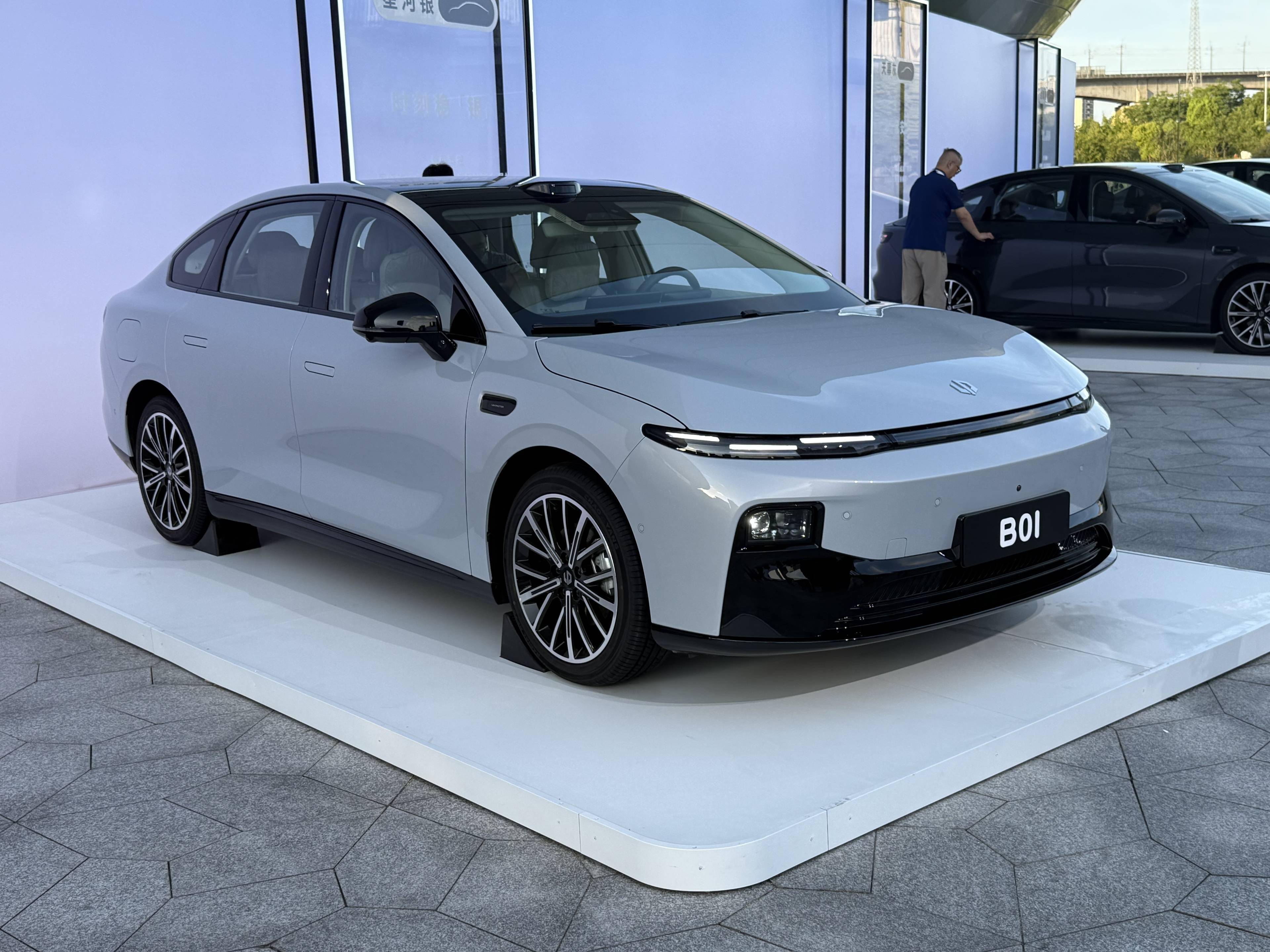 零跑B01上市售8.98万起，B系列再添新丁，跨界车B05即将来袭_搜狐汽车_搜狐网