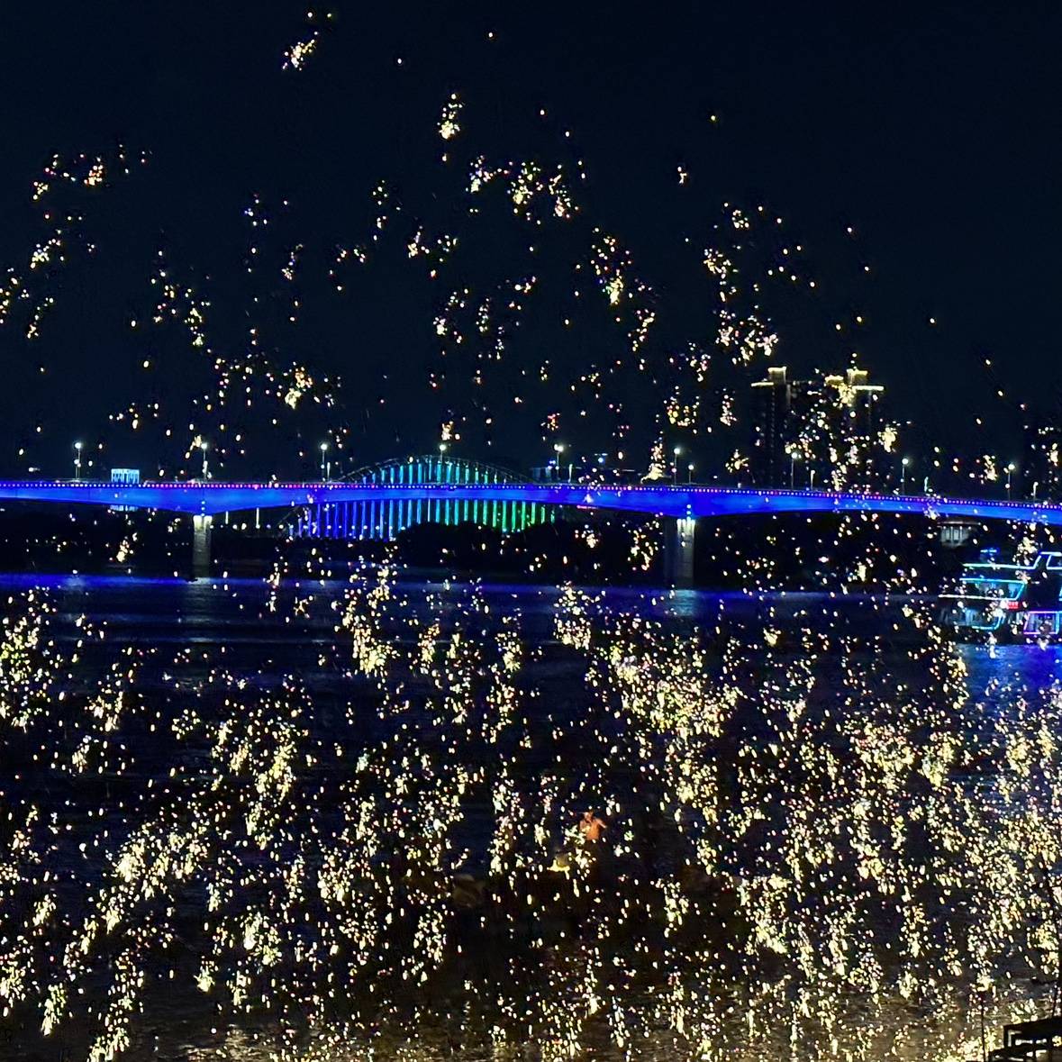 《情深不渡旧时舟》温明兮周京聿小说小说：温明兮是南城有名的妖艳贱货，却被冰山总裁周京聿宠得不知天高地厚。_肖禾_年级_人生