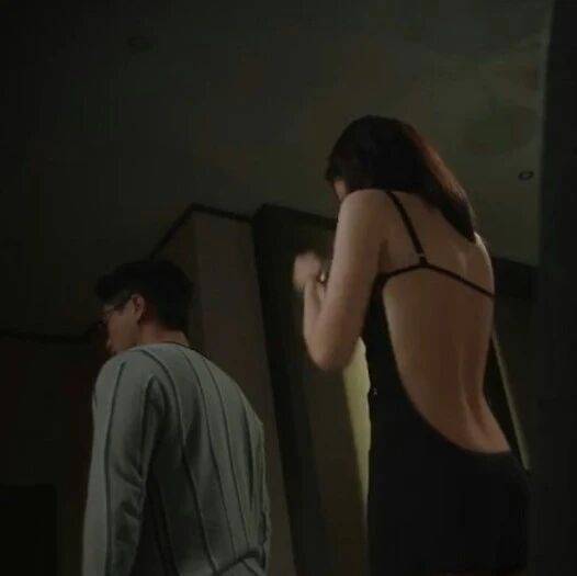 TVB港姐小花大露背上演床戏！网友大赞身材绝佳！自爆做好防走光措施_罗子溢_何依_方家