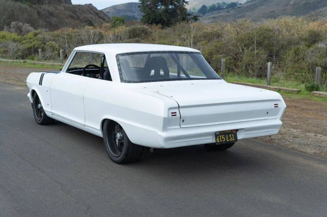 【玻璃纤维轻量化+六速手动】白色猛兽缺窗户+后视镜？这台restomod Nova上Cars and Bids捡漏机会？街头合法的赛道怪兽 ...