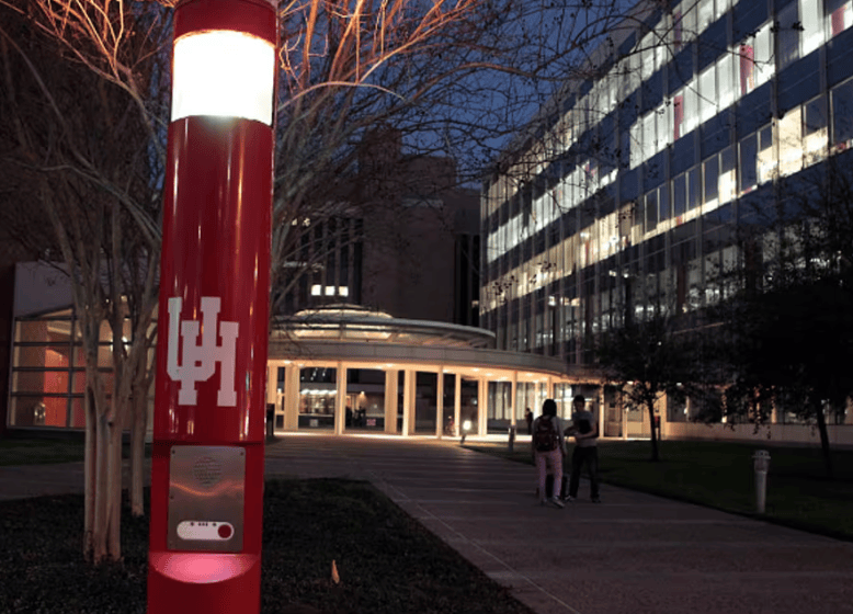 休斯顿大学有人持枪抢劫，受害者被逼当场转账_警方_Nike_校方