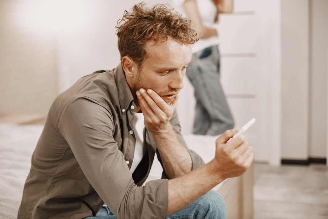 考前焦虑躯体化：你孩子一进考场就腹痛、手抖，那不是装的，是急病！_考试_pexel_身体