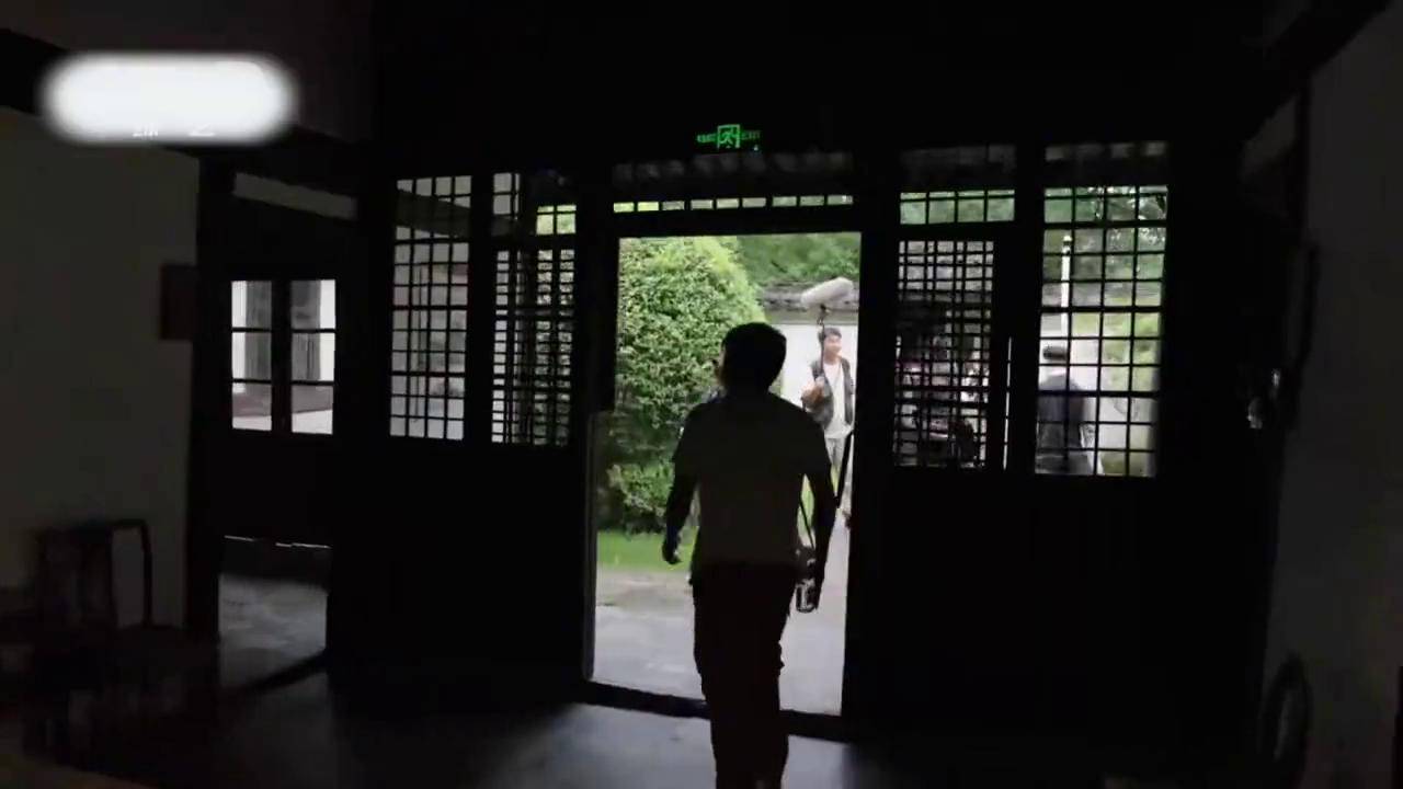 撒贝宁自以为躲过一劫，怎料刚进门就被提问，全员笑喷